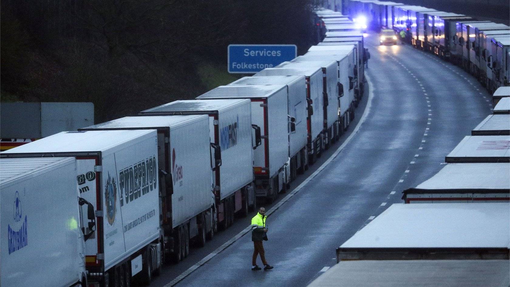 As it happened: Lorry numbers stranded at border continue to rise - BBC ...