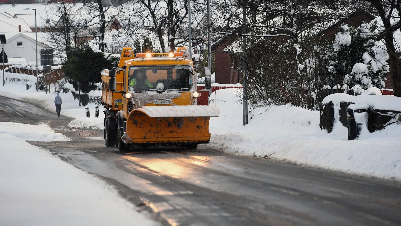 As it happened: Third day of snow disruption - BBC News