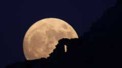 Blue supermoon: Spectacular images as rare event lights up skies - BBC News