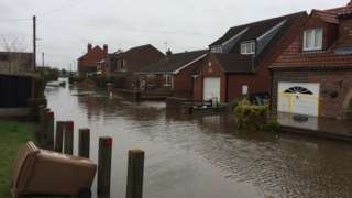 As it happened: Snaith and East Cowick flooding - BBC News