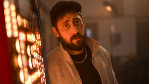 Leeds United: Joe Snowdon signs first professional contract - BBC Sport