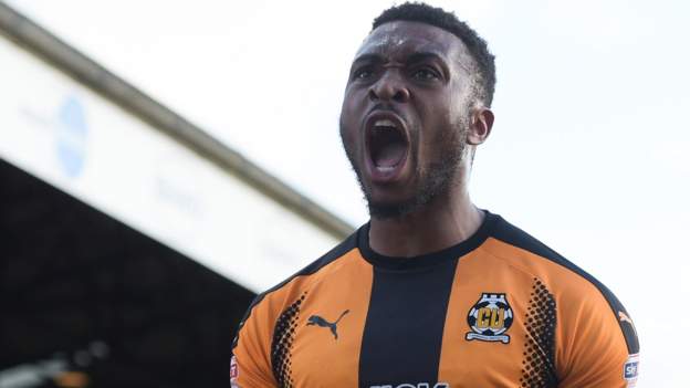 David Amoo: Cambridge United winger signs new deal - BBC Sport