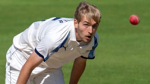 Jared Warner: Gloucestershire sign Yorkshire pace bowler - BBC Sport
