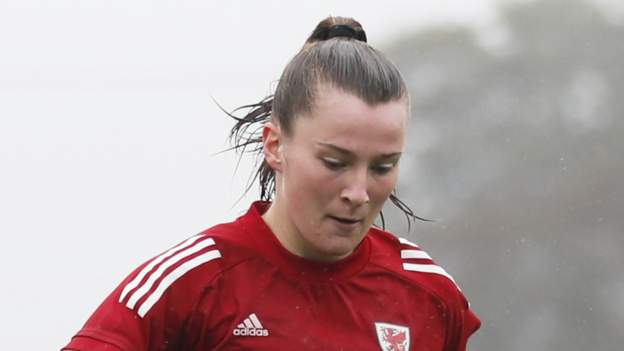 Carrie Jones: Wales midfielder signs prof Manchester United deal - BBC ...