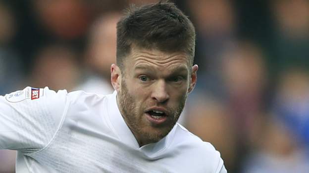 Jamie Mackie: QPR forward signs one-year contract extension - BBC Sport