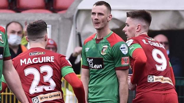 Irish Premiership: Ryan Curran strikes late to see off Glens - BBC Sport