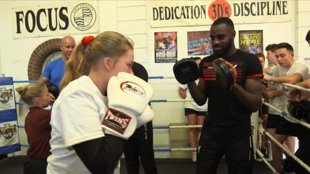 Crystal Palace: How boxing is helping fans into sport - BBC Sport