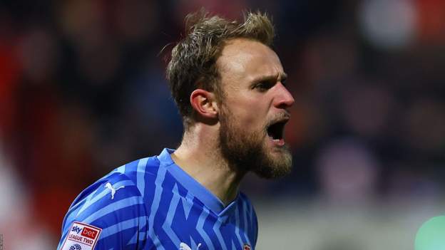 Lewis Ward: Charlton Athletic sign former Swindon Town goalkeeper - BBC ...