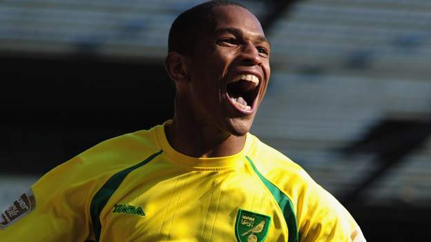 Simeon Jackson: Oran Kearney keen to bring striker to St Mirren - BBC Sport