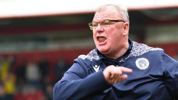 Steve Evans: Stevenage boss fined £500 after red card - BBC Sport