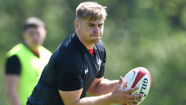 Aaron Wainwright's meteoric rise from Whiteheads to Wales - BBC Sport