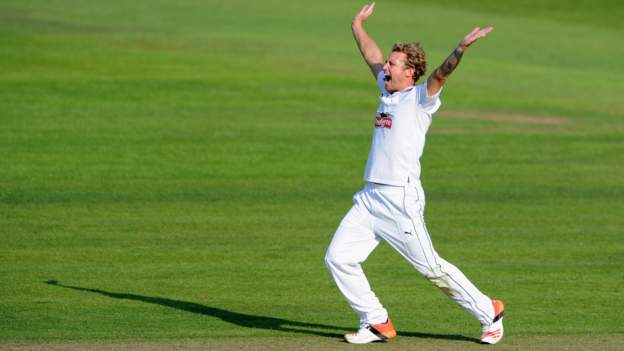 Gareth Berg: Hampshire all-rounder could be out for 12 weeks - BBC Sport