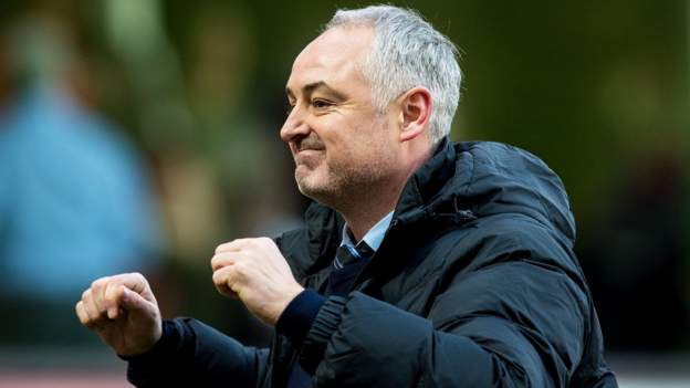 Dundee United boss Ray McKinnon wants striker for promotion push - BBC ...