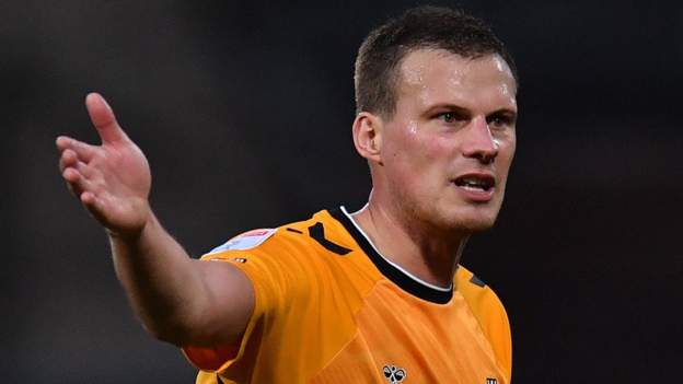 Ryan Bennett: Cambridge United defender agrees new one-year deal - BBC ...
