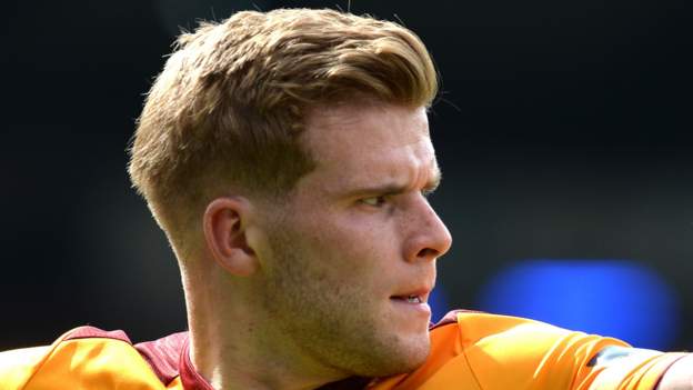 Chris Cadden: Oxford United sign defender on season-long loan - BBC Sport