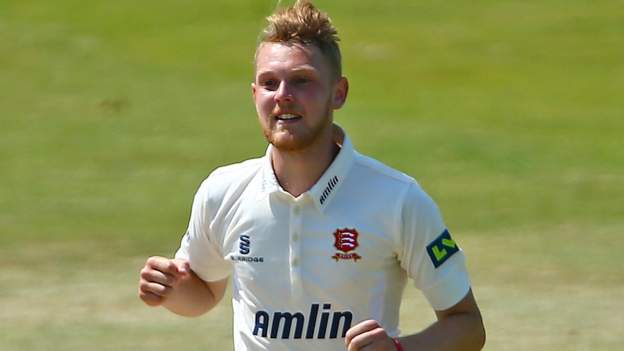 Jamie Porter: Bowler agrees new three-year Essex deal - BBC Sport
