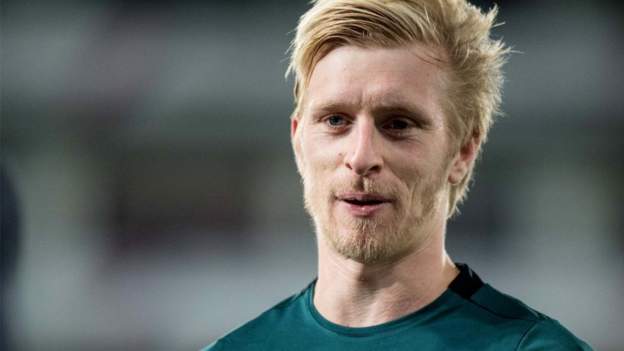 Ben Mee: Burnley captain signs contract extension to 2022 - BBC Sport