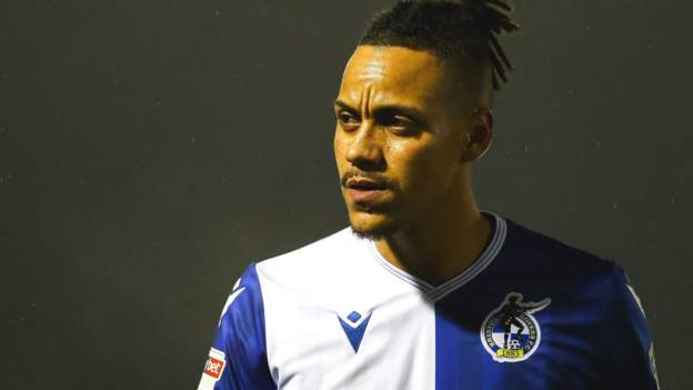 Kyle Bennett and Owen Windsor join Grimsby Town on loan - BBC Sport