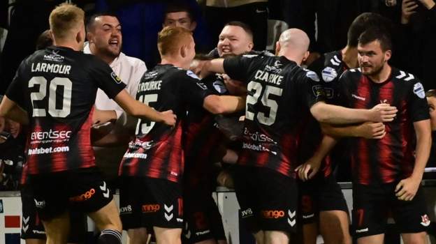 Irish Premiership: Crusaders come from behind to beat Linfield - BBC Sport