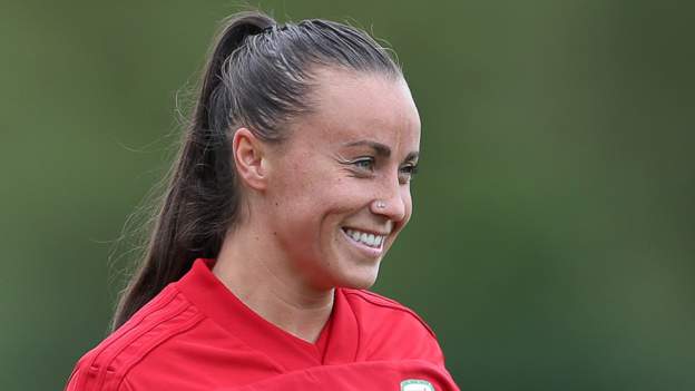 Natasha Harding: Forward plays on for Wales after 'frank chats' - BBC Sport