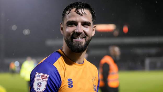Stephen McLaughlin: Mansfield Town defender signs new two-year deal - BBC Sport
