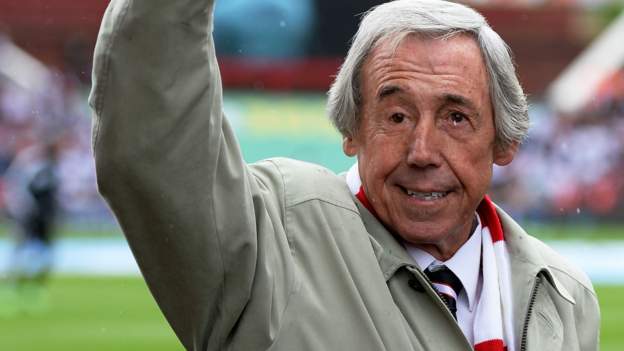 Gordon Banks: World Cup-winning goalkeeper reveals kidney cancer - BBC ...