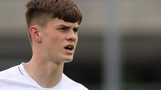 Tom Pearce: Leeds United full-back signs four-year deal - BBC Sport