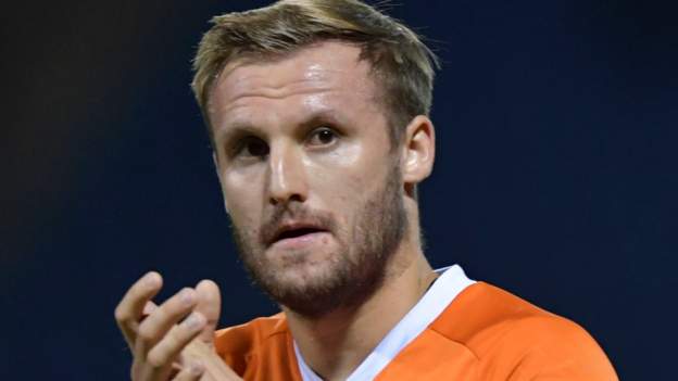 Nick Anderton: Carlisle United sign Blackpool defender - BBC Sport