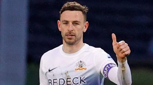 Matthew Fitzpatrick: Striker joins Linfield from Glenavon - BBC Sport