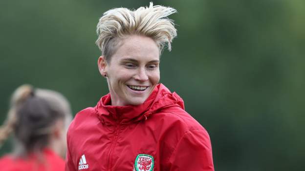 Jess Fishlock: Wales midfielder agrees loan deal to join Lyon - BBC Sport