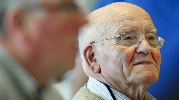 Dr Mick Loftus: All-Ireland winner and former GAA president dies - BBC ...