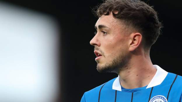 Corey O'Keeffe signs Rochdale deal after leaving Mansfield Town - BBC Sport