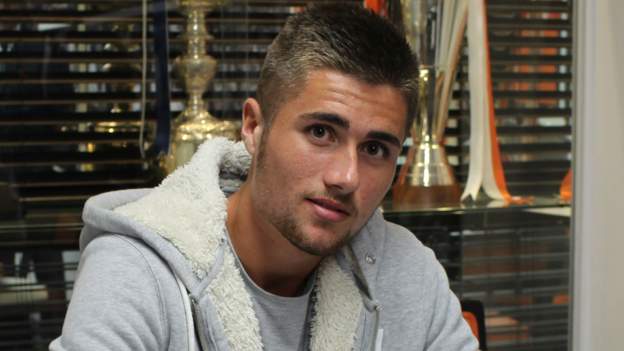 Aaron Jarvis: Luton Town sign Basingstoke striker - BBC Sport