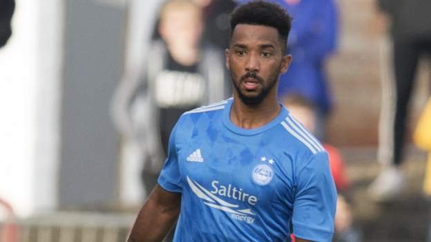Defender Shay Logan signs deal to stay at Aberdeen until 2020 - BBC Sport