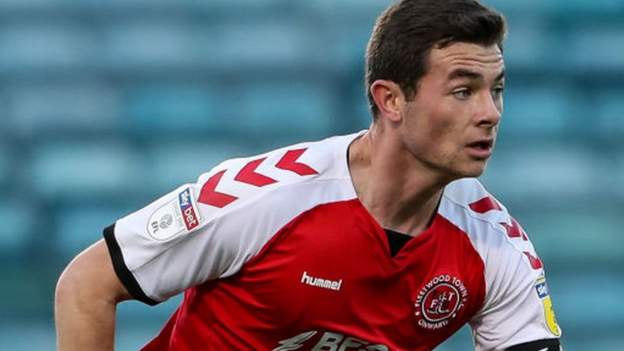 Nathan Sheron: Fleetwood midfielder moves to St Mirren on loan - BBC Sport