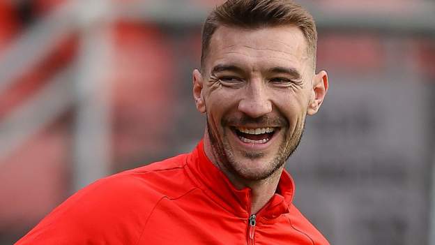 Craig Clay: Leyton Orient midfielder signs new two-year deal - BBC Sport