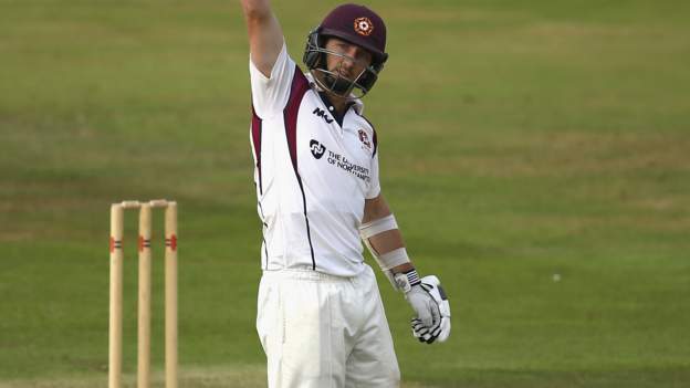 Steven Crook: Northamptonshire all-rounder signs new deal - BBC Sport