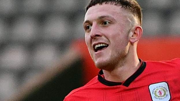 Oliver Finney: Crewe Alexandra midfielder signs new contract - BBC Sport