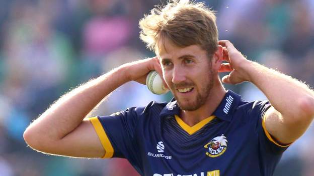 Matt Quinn: Essex seamer signs new contract extension - BBC Sport