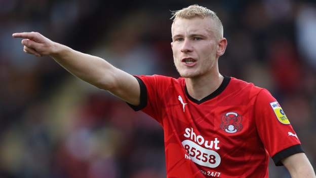Jordan Brown: Leyton Orient midfielder signs new deal - BBC Sport