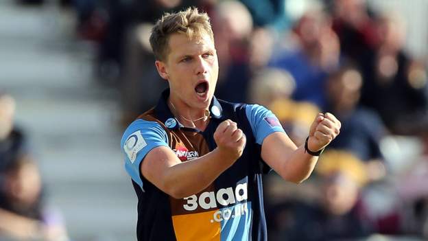 Derbyshire: Matt Critchley signs four-year deal - BBC Sport