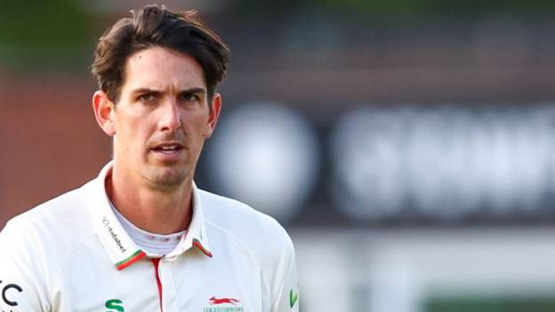 Chris Wright: Leicestershire fast bowler signs new deal - BBC Sport