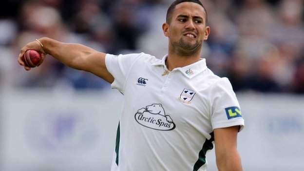 Brett D'Oliveira: Worcestershire all-rounder signs new three-year deal ...