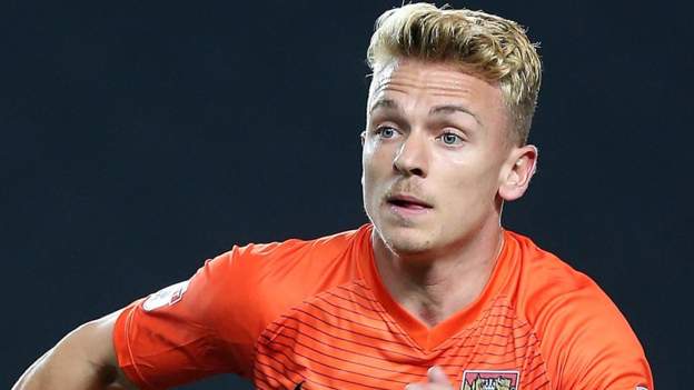 Sam Hoskins: Northampton Town striker signs new deal until 2020 - BBC Sport