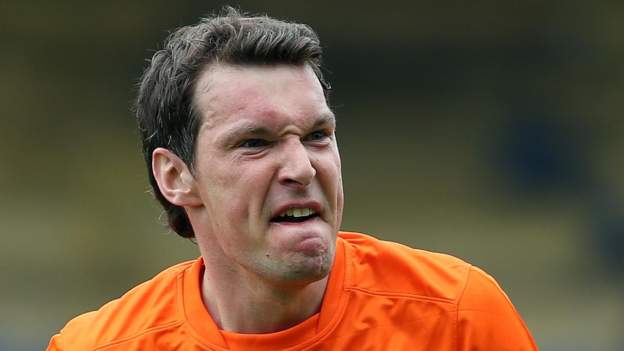 Veteran defender Kyle Neill rejoins Portadown - BBC Sport