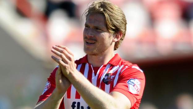 Christian Ribeiro: Oxford United sign Exeter City defender - BBC Sport