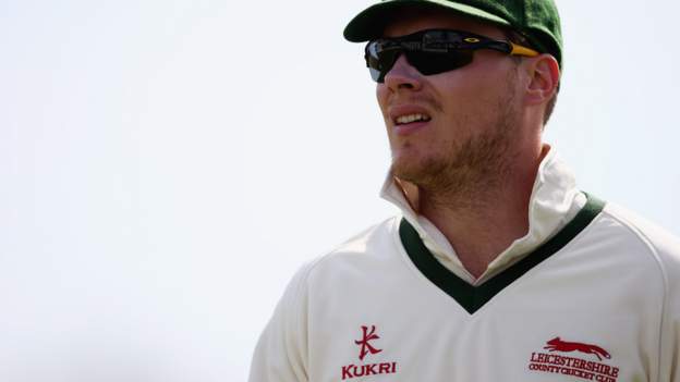 Tom Wells: Leicestershire all-rounder signs new deal - BBC Sport