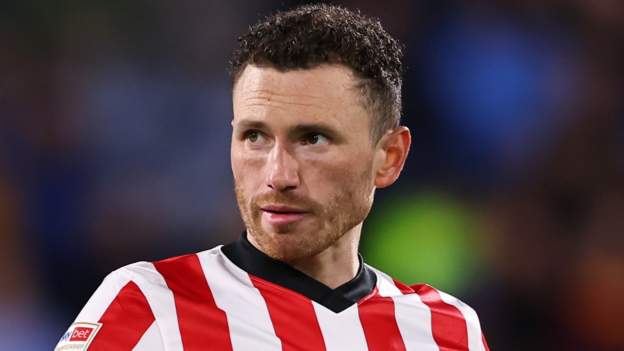 Corry Evans: Sunderland captain signs new one-year contract - BBC Sport