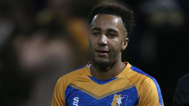 Nicky Maynard agrees new terms with Mansfield Town - BBC Sport