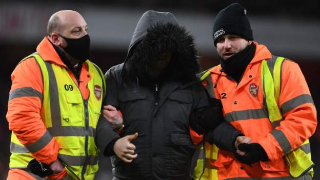 Arsenal warn pitch invaders at Emirates Stadium will be banned - BBC Sport